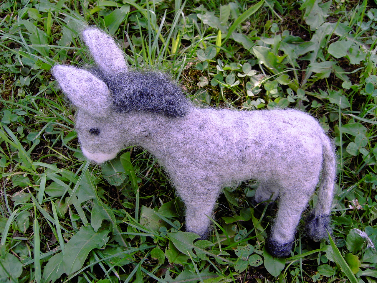 Jahreszeitentisch » Tiere an der Krippe: Filzen mit der Nadel